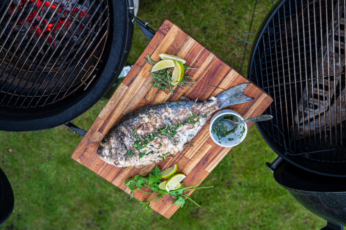 Dorade van de bbq met frisse kruidenolie - BBQ Grillmeister