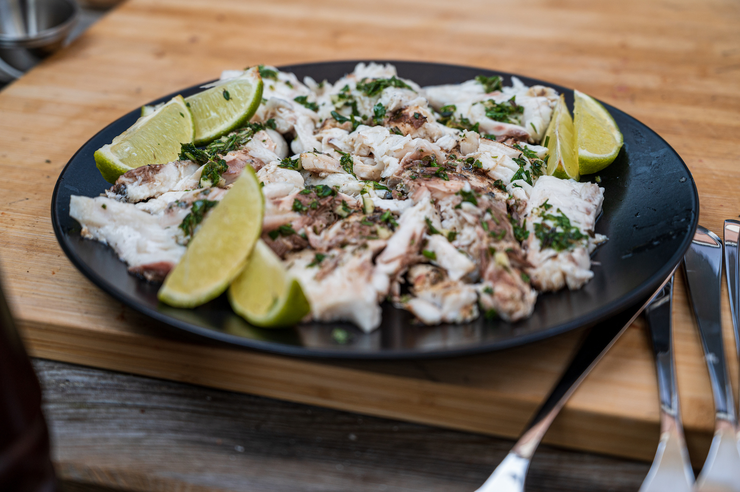 Dorade van de bbq met frisse kruidenolie - BBQ Grillmeister